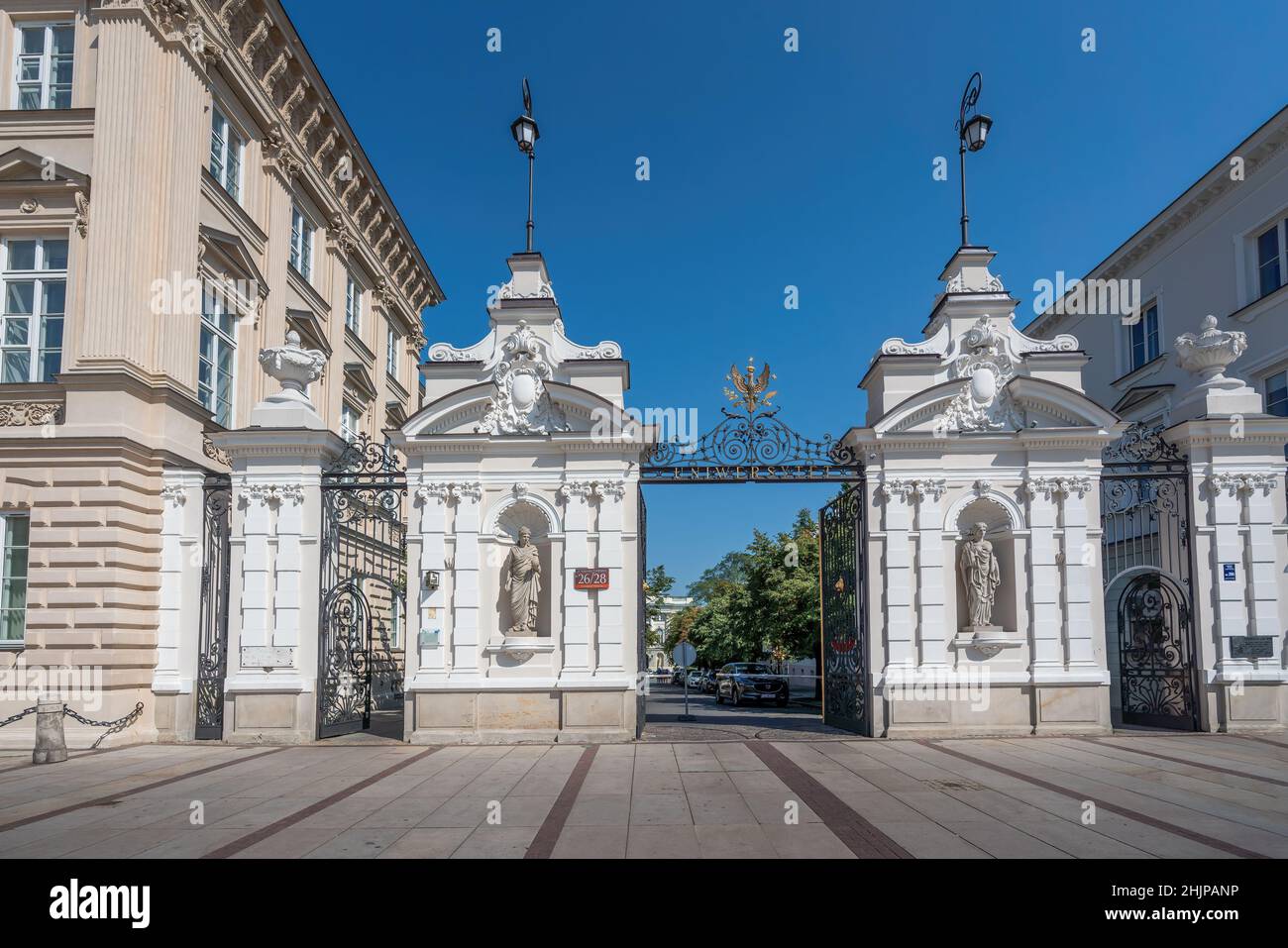 University entrance gate hi-res stock photography and images - Alamy