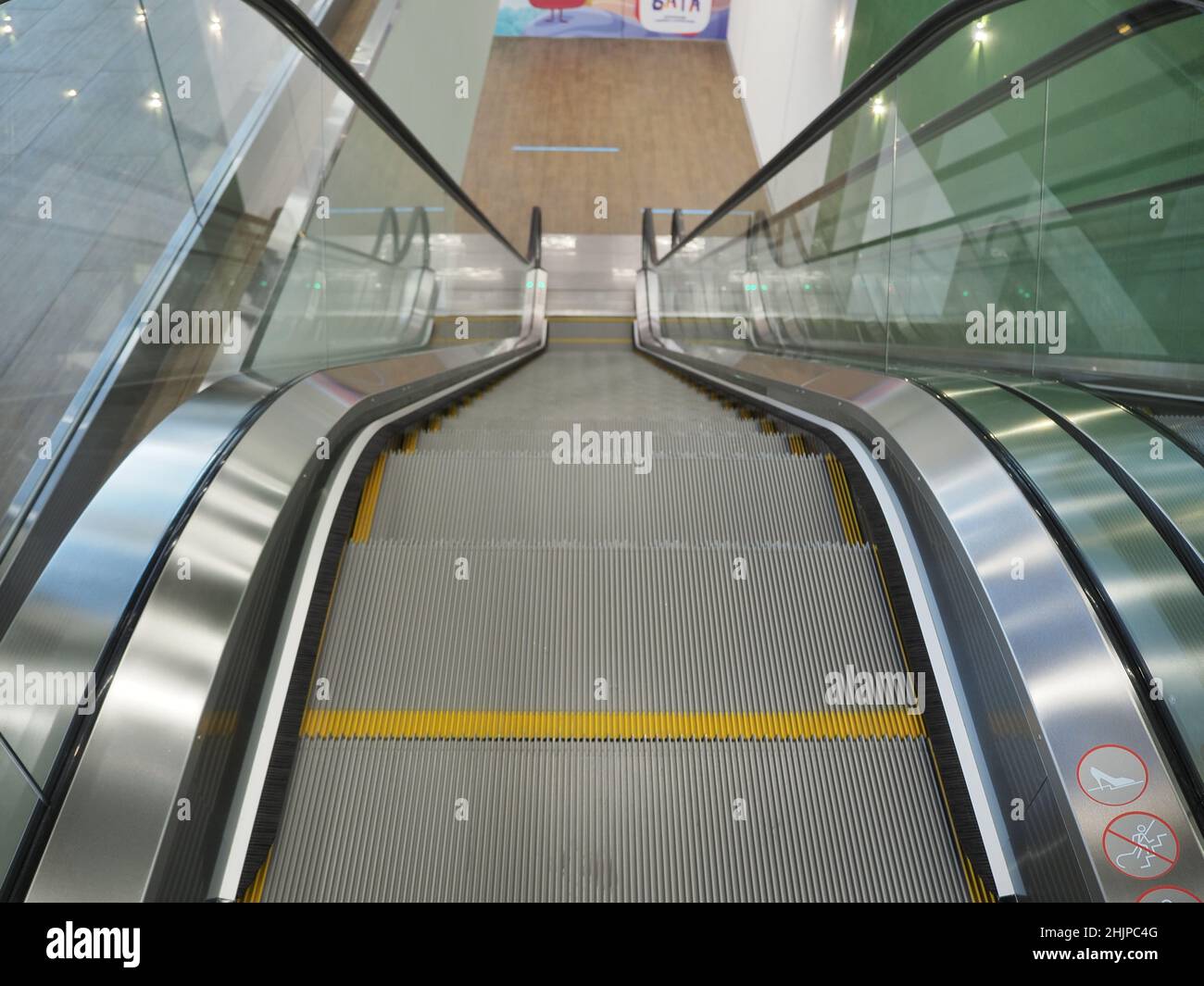 Escalator in a shopping mall Stock Photo - Alamy