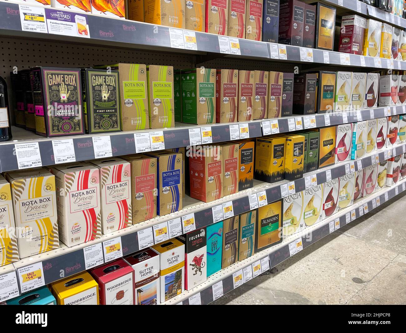 springfield, IL USA - September 23, 2021: The Box Wine aisle at a Binny ...