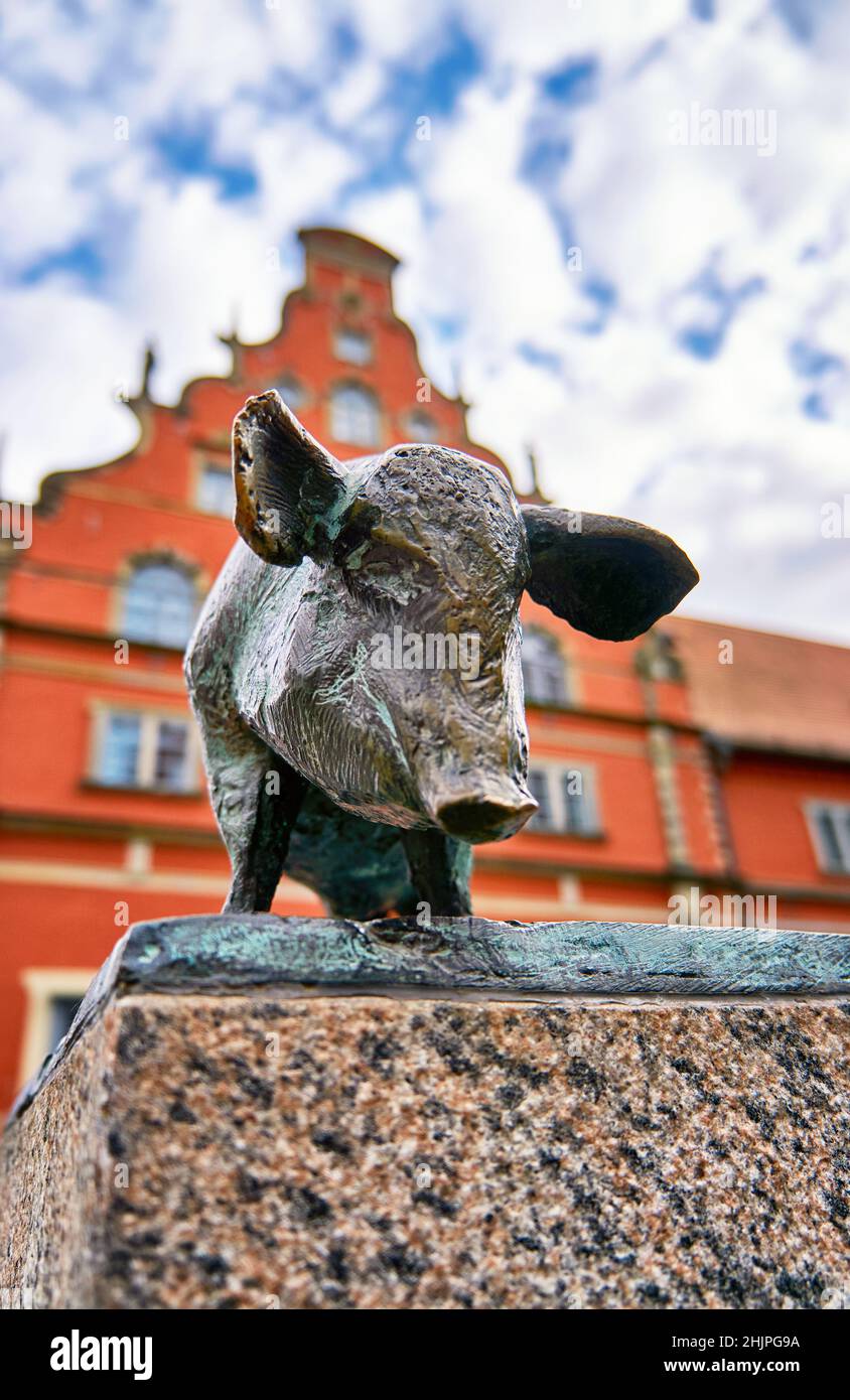 Outdoor pig statue hi-res stock photography and images - Alamy