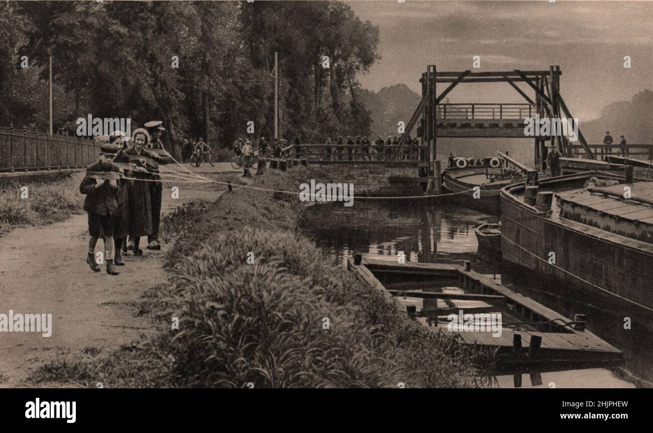 Bargemen hi-res stock photography and images - Alamy