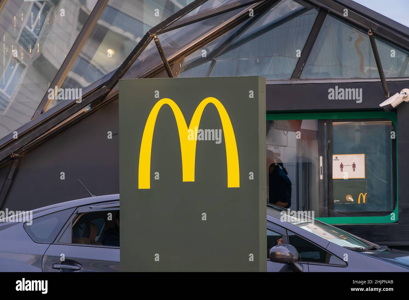Mcdonalds menu drive through window hi-res stock photography and images ...