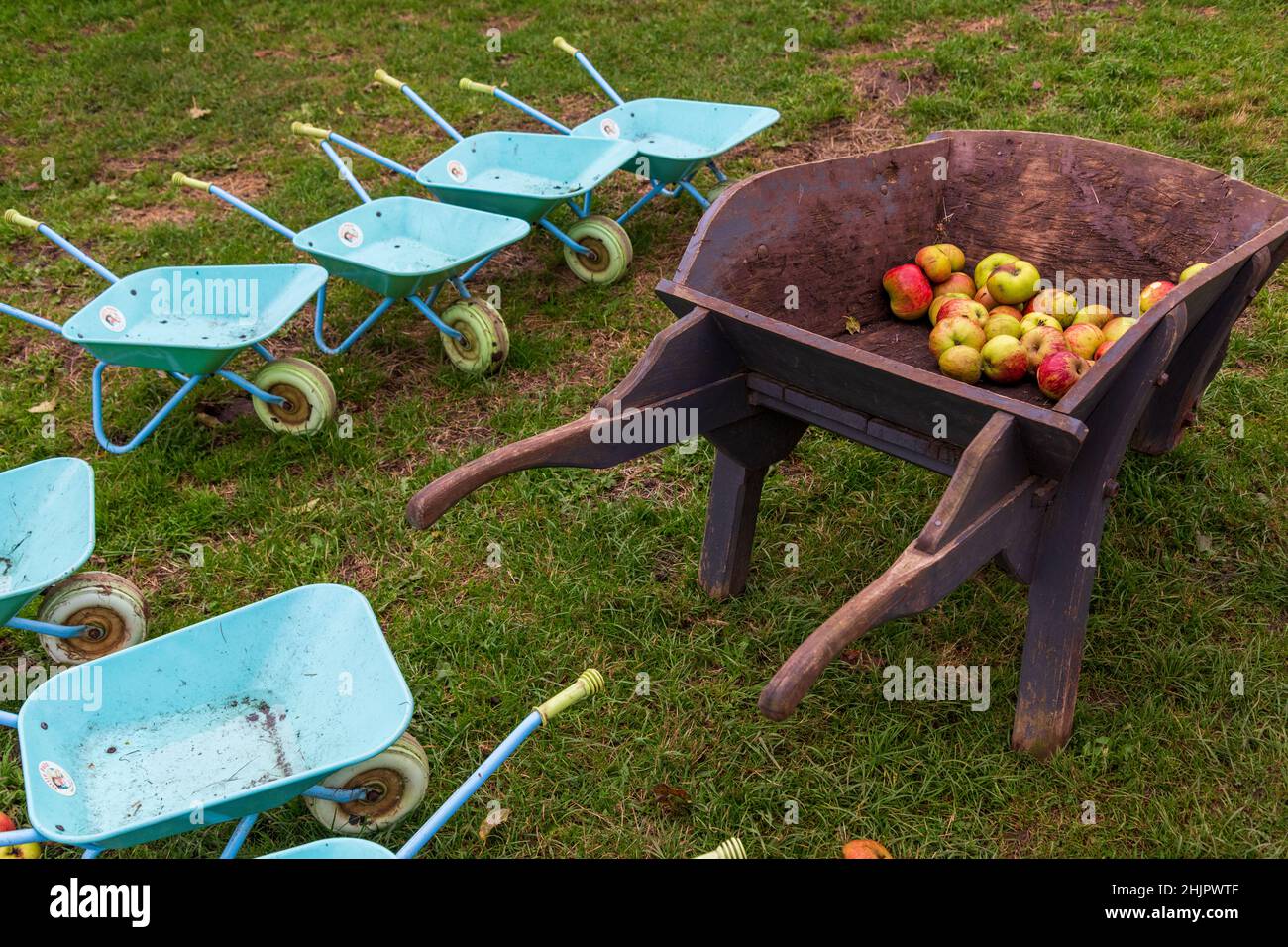 Modern wheelbarrows hi-res stock photography and images - Alamy