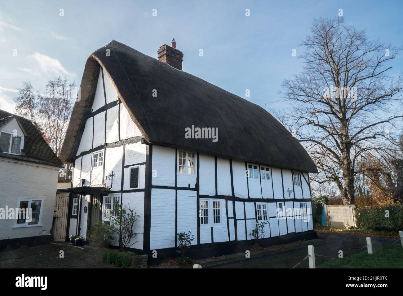 Half timbered thatched cottage hi-res stock photography and images - Alamy