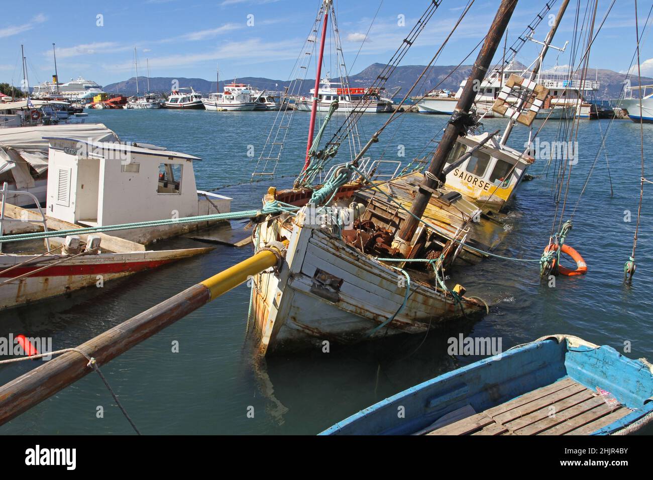 Shipwrecked boat hi-res stock photography and images - Alamy