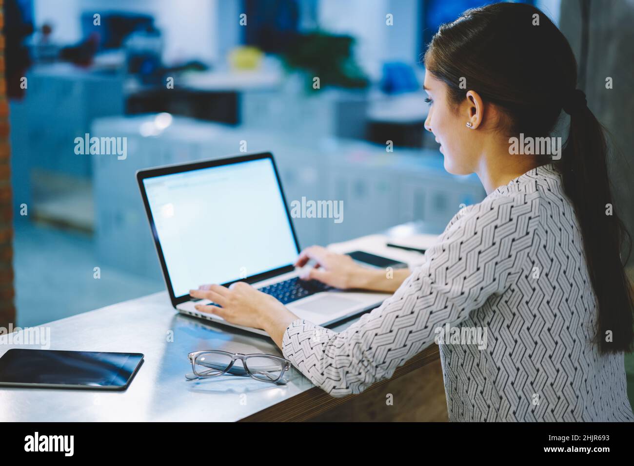 Office research woman tablet hi-res stock photography and images - Alamy
