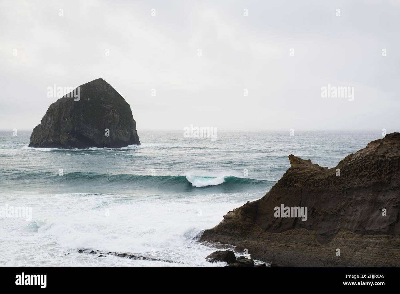 Tumultuous ocean waves in coastal Oregon during severe weather Stock ...