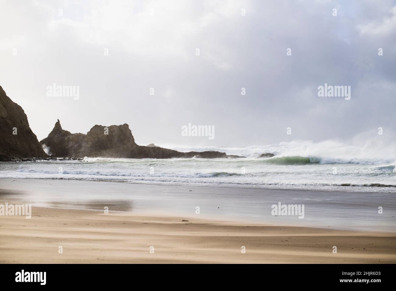 Tumultuous ocean waves in coastal Oregon during severe weather Stock ...