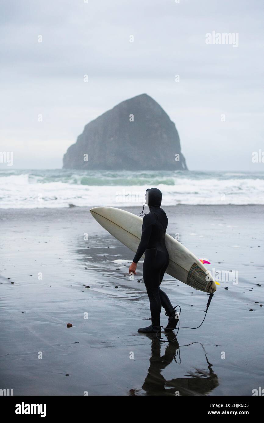 Young asian chinese female surfer hi-res stock photography and images ...