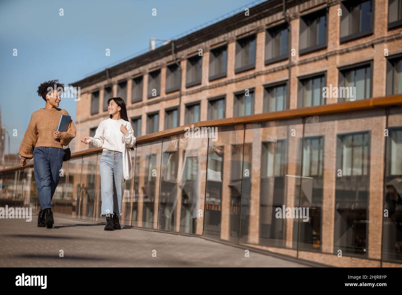 Two girls talking hi-res stock photography and images - Alamy