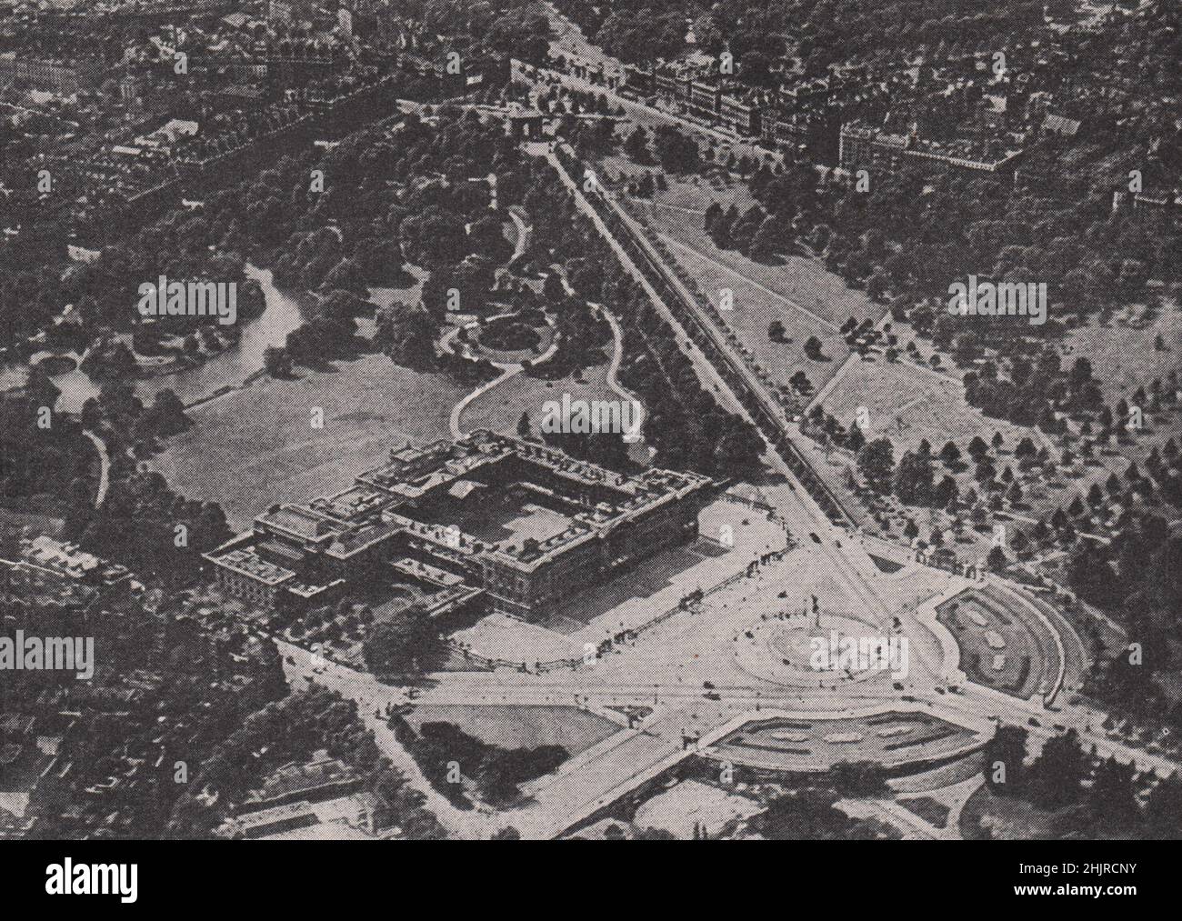 Queen Victoria memorial in front of Buckingham Palace. London (1923 ...