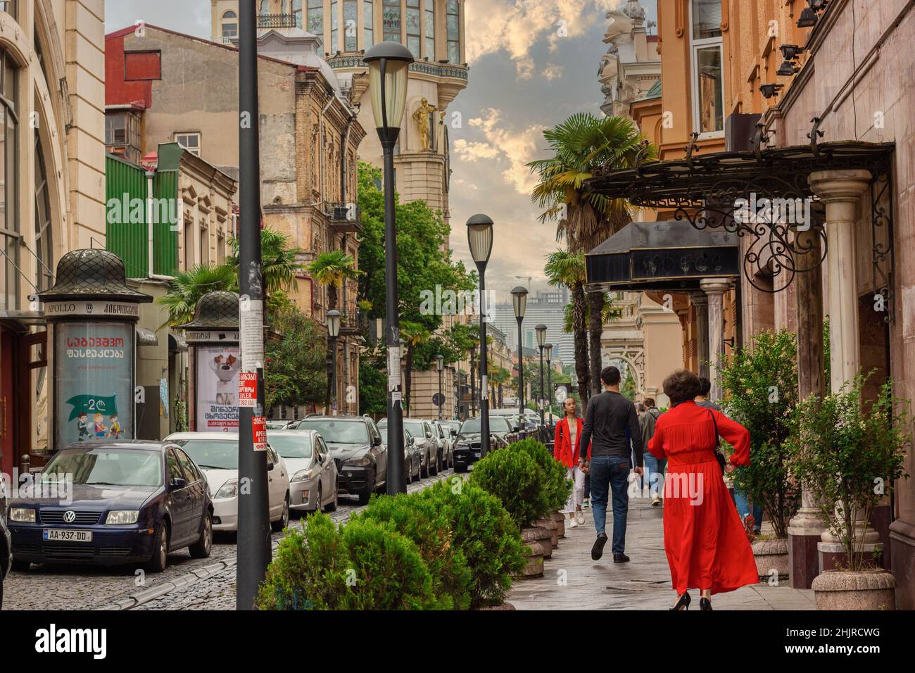 People in red dress hi-res stock photography and images - Alamy