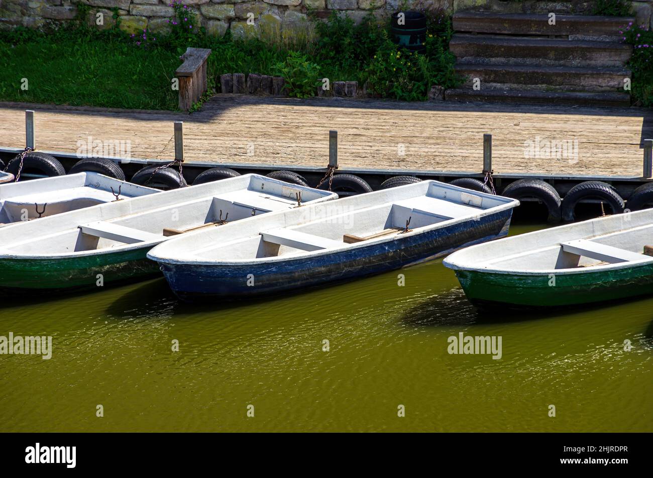 Symbolic image: Rowboats lie moored at a footbridge ready for ...