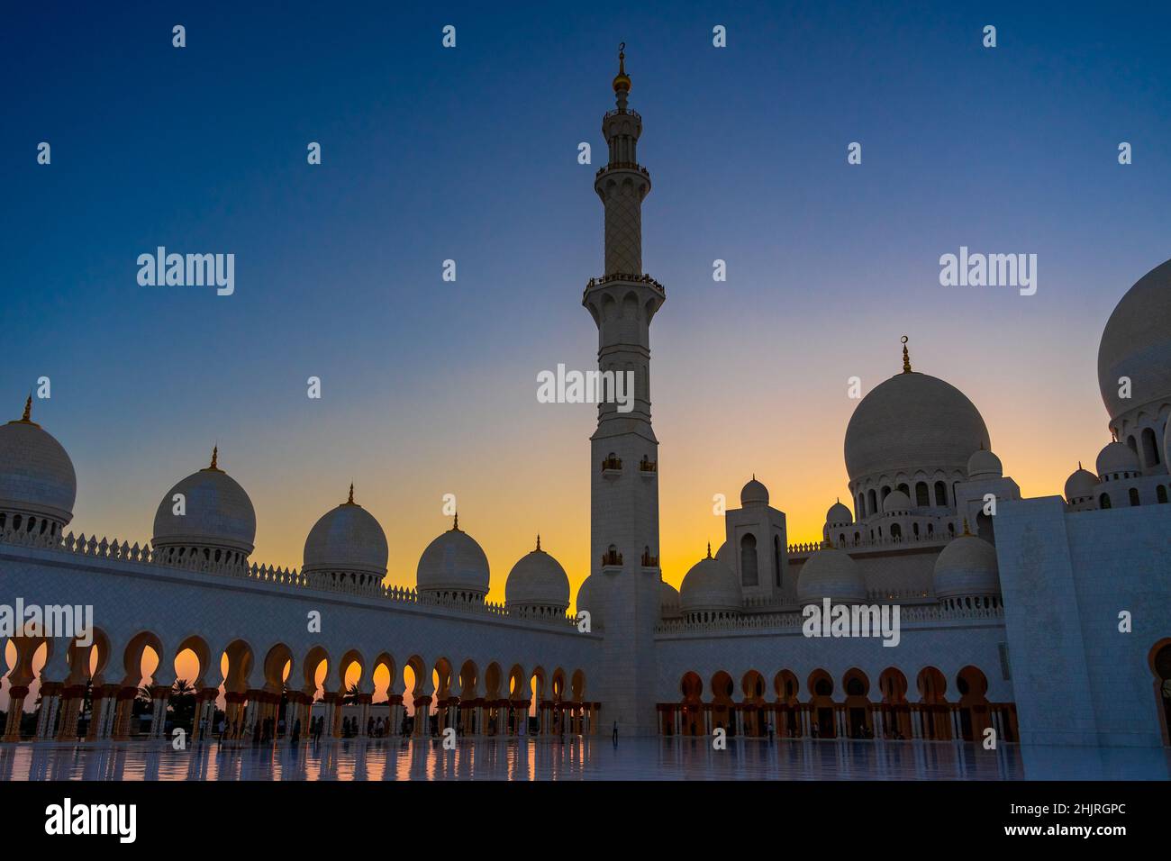 The magnificent Sheikh Zayed Grand Mosque in Abu Dhabi during sunset ...