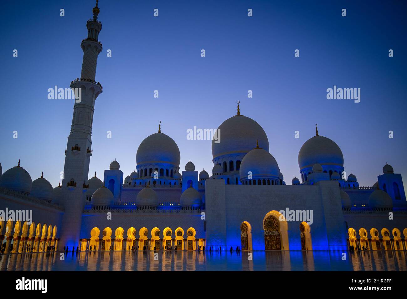 The Sheikh Zayed Grand Mosque in Abu Dhabi during blue hour Stock Photo ...