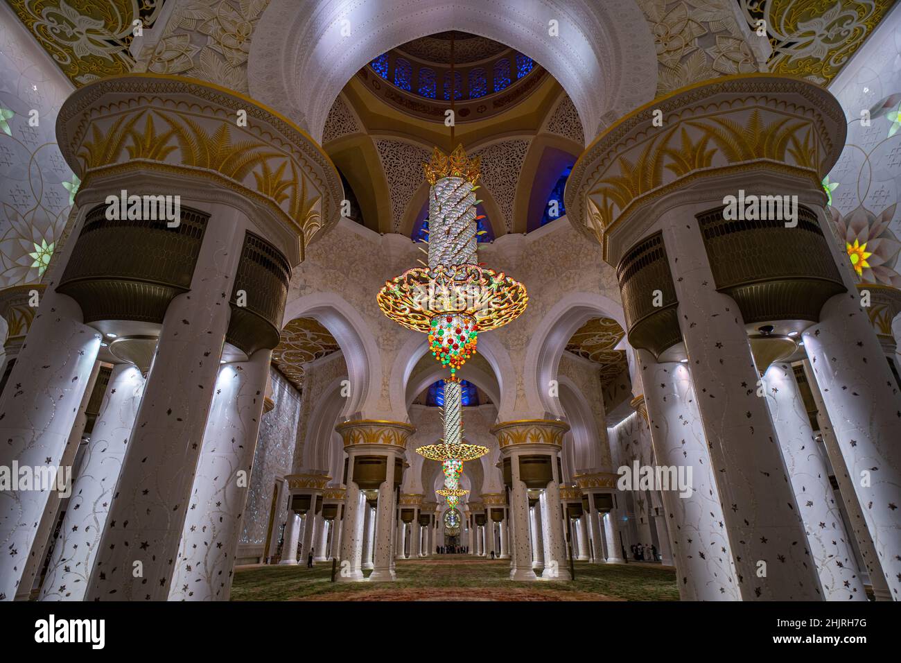 The monumental Sheikh Zayed Grand Mosque's beautiful and huge interior ...