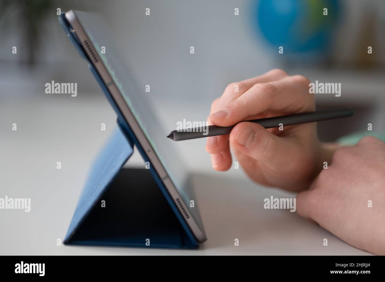 Child tapping hi-res stock photography and images - Alamy