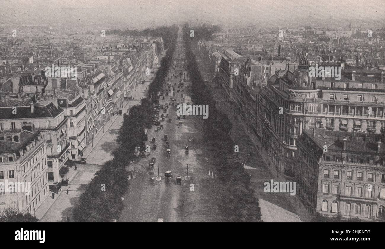 Uninterrupted vista along the Avenue des Champs Elysees to the ...