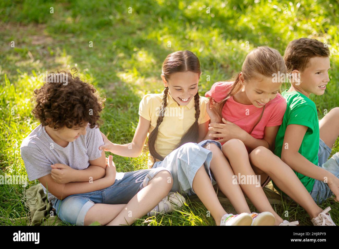 School children sitting on grass hi-res stock photography and images ...