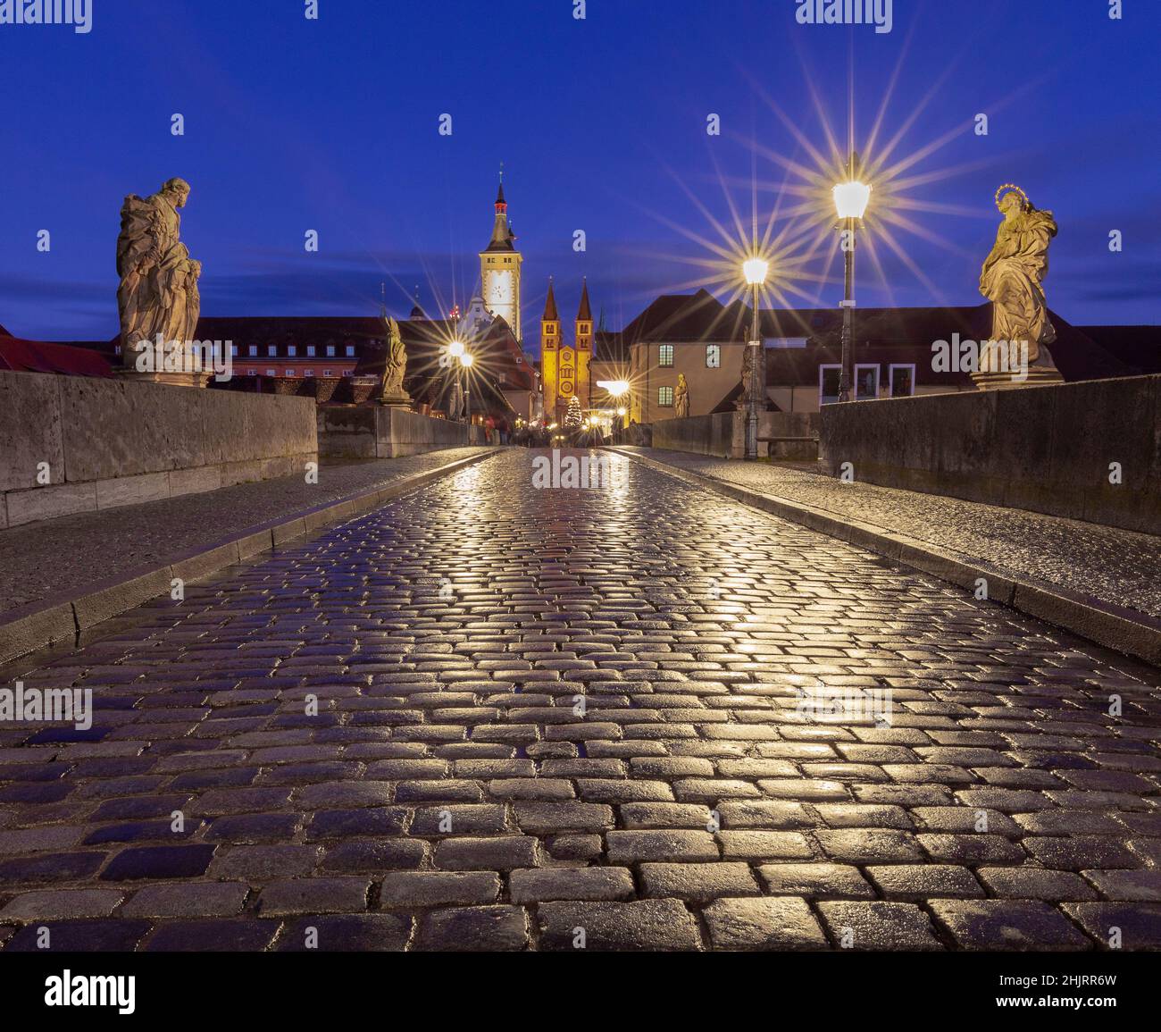 Old medieval stone bridge with sculptures in the night illumination ...