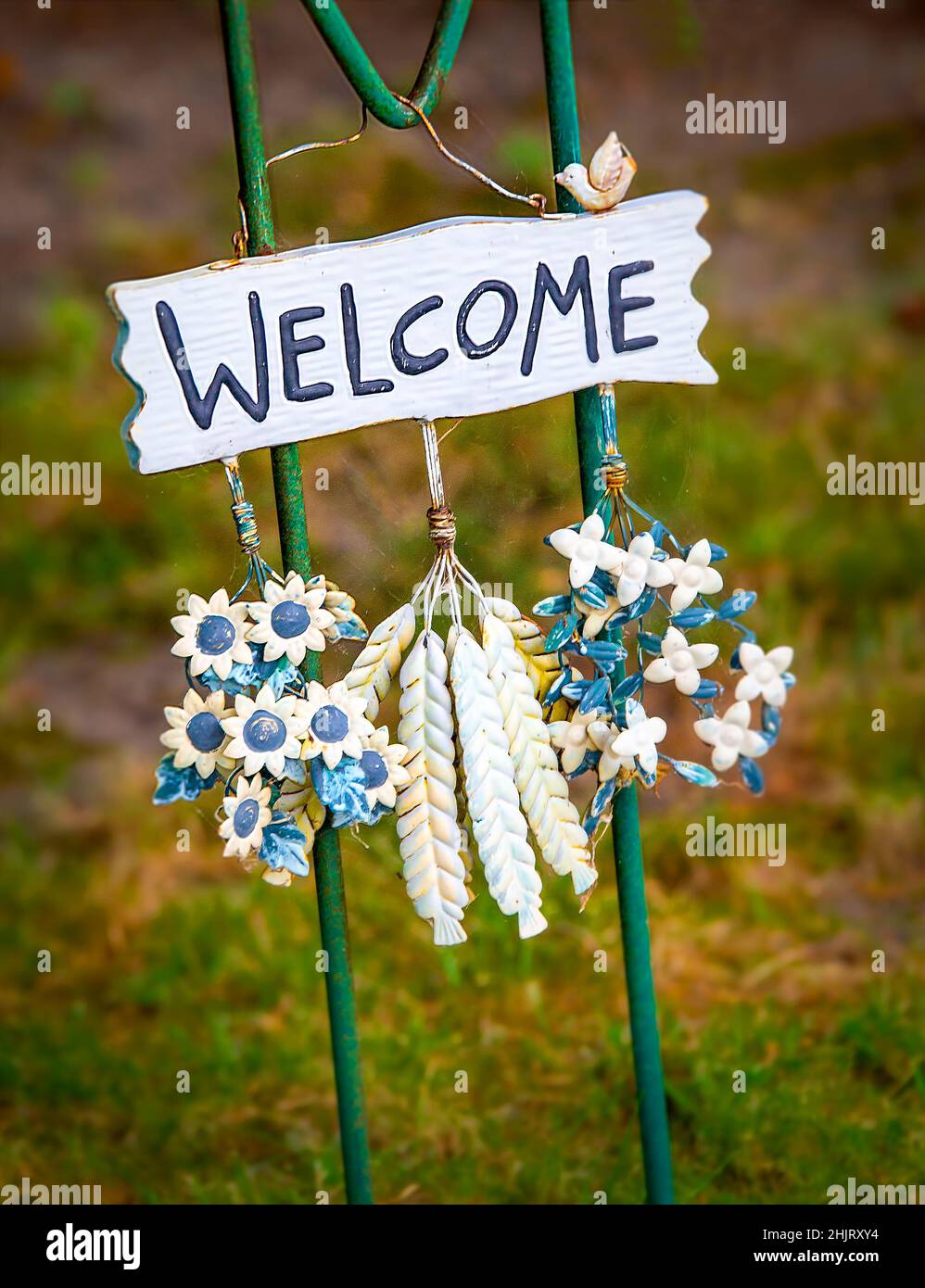 Welcome home sign lawn hi-res stock photography and images - Alamy