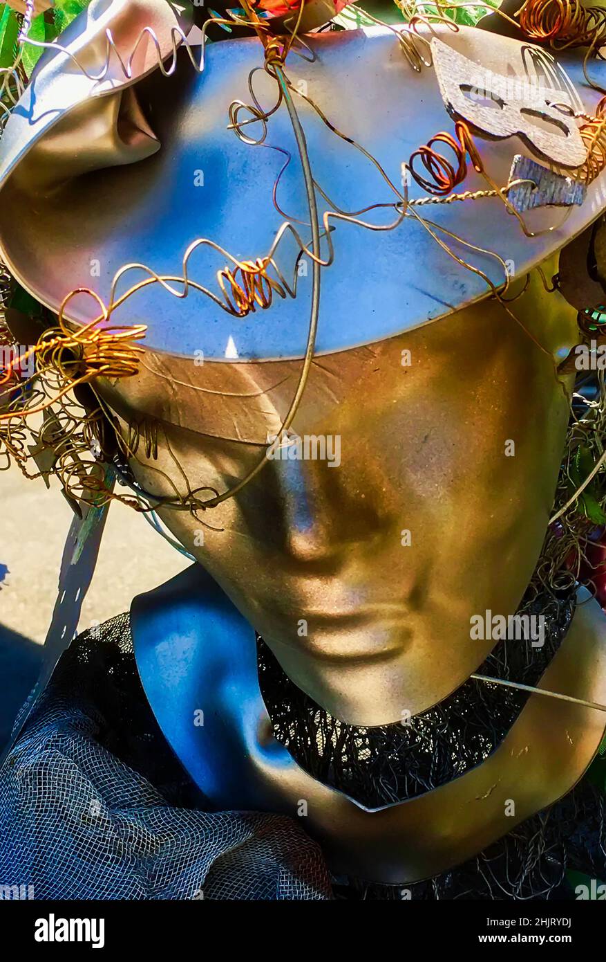 Strange metal sculpture hi-res stock photography and images - Alamy