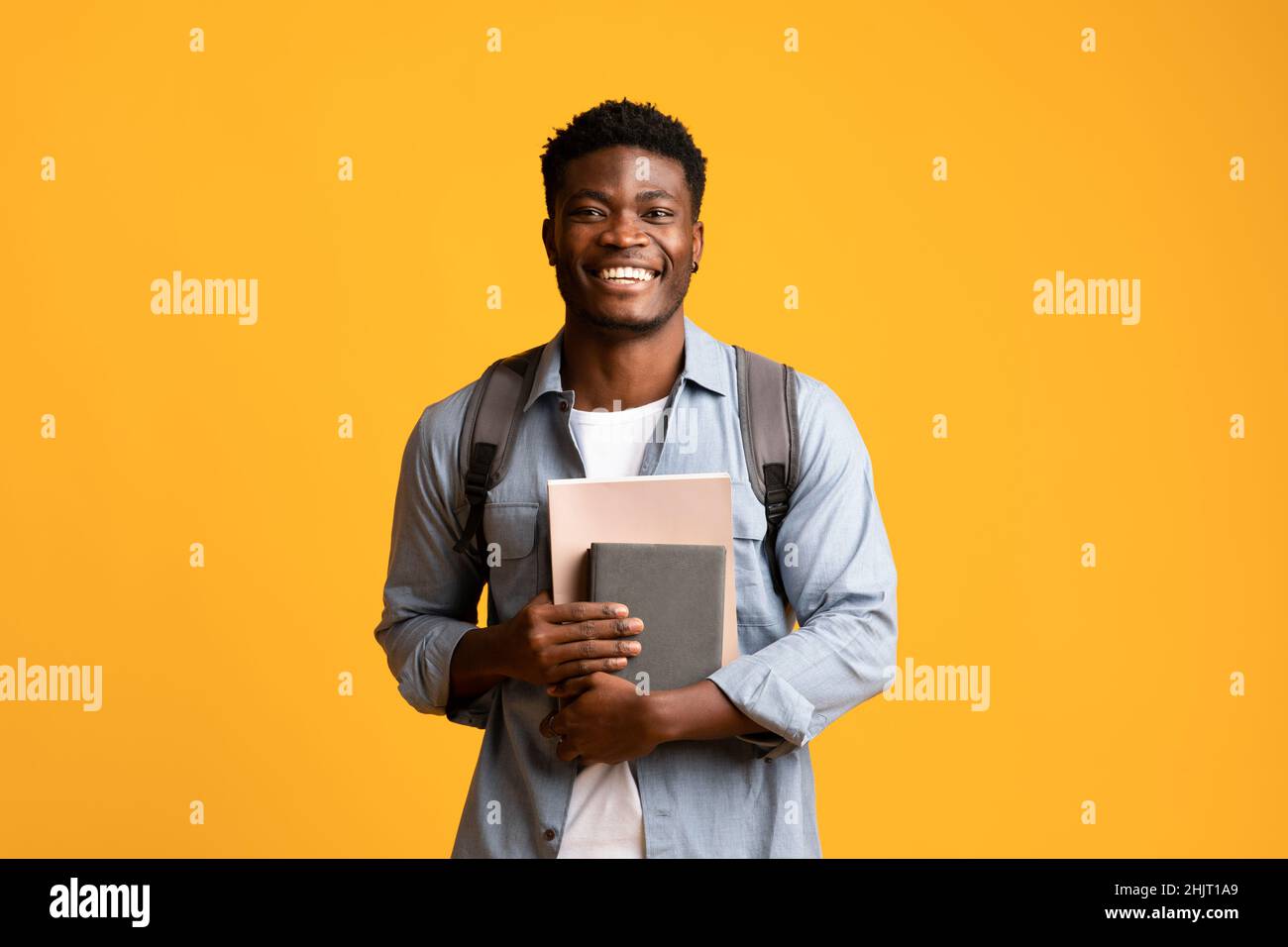 African american guy books hi-res stock photography and images - Alamy