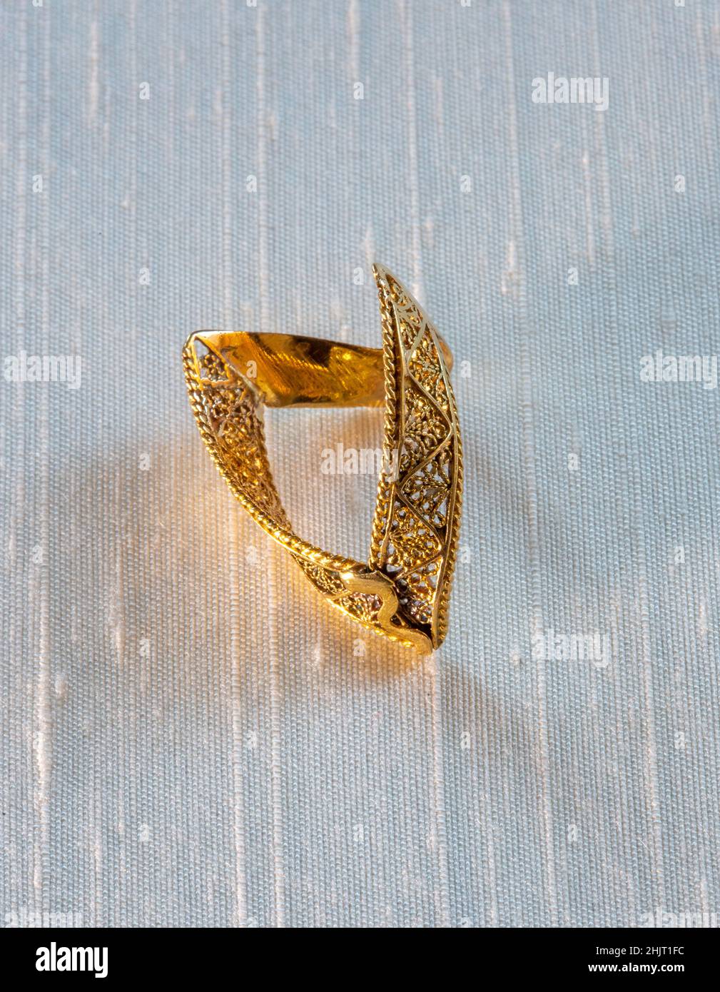 African gold jewellery hi-res stock photography and images - Alamy