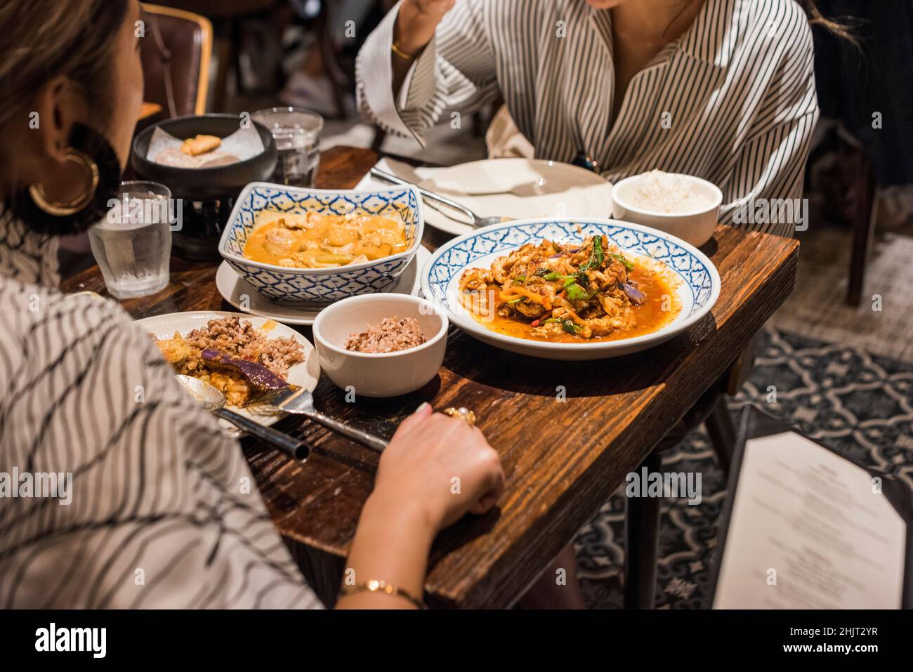 Women friends dining out hi-res stock photography and images - Alamy