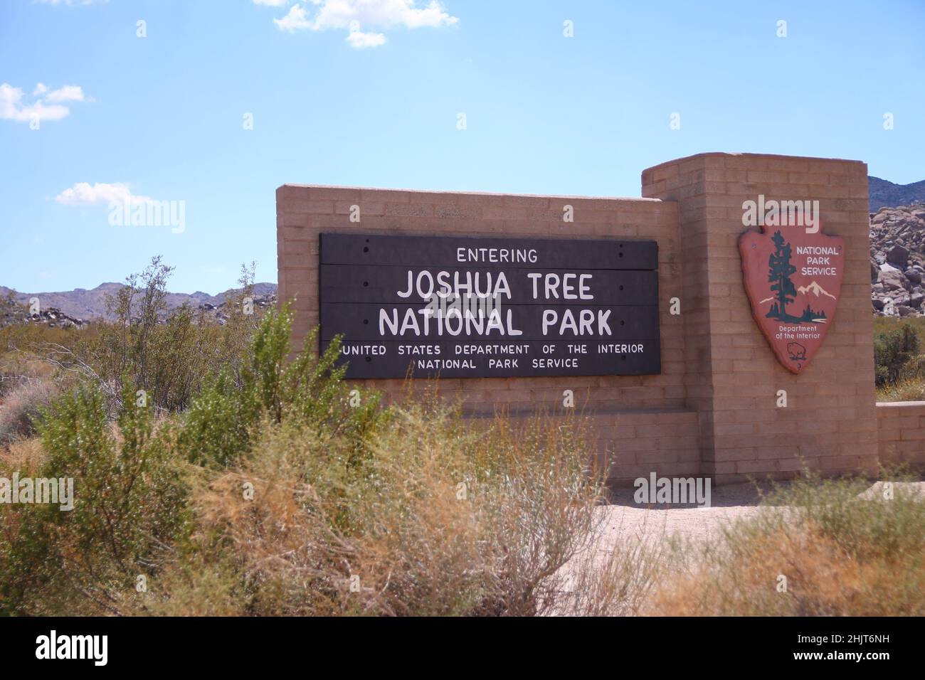 The traditional sign at the entrance of the Joshua Tree National Park ...