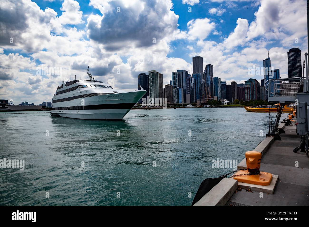 Chicago skyline with cruise ship Stock Photo - Alamy