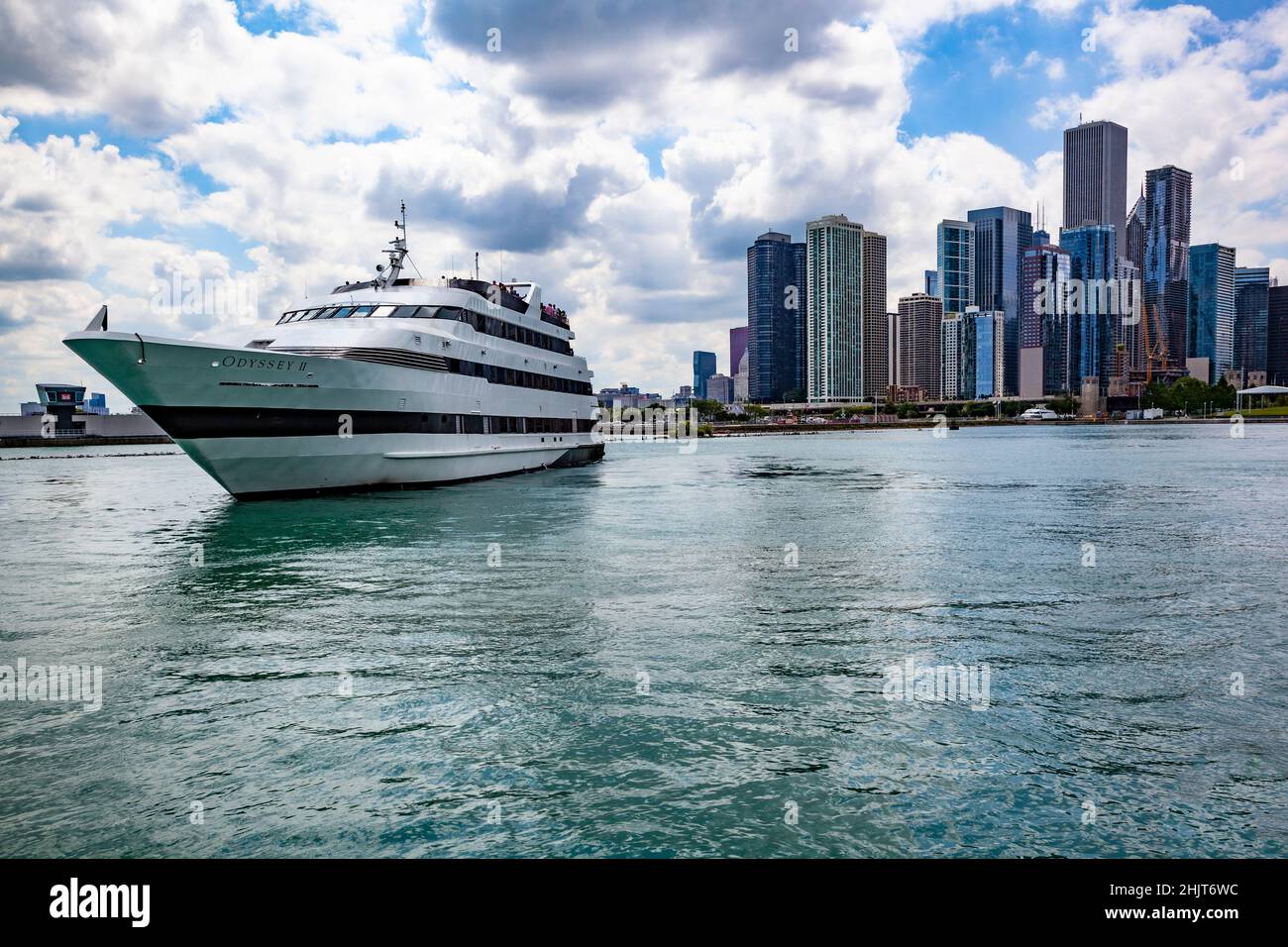 chicago skyline with cruise ship Stock Photo - Alamy