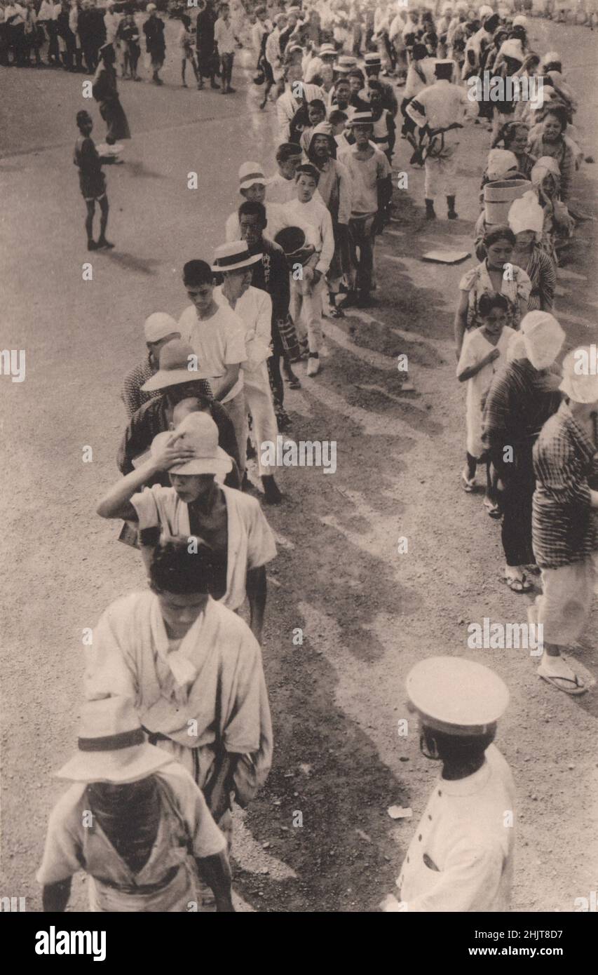 Japan Earthquake 1923: Crowde of the helpless victims receiving free ...