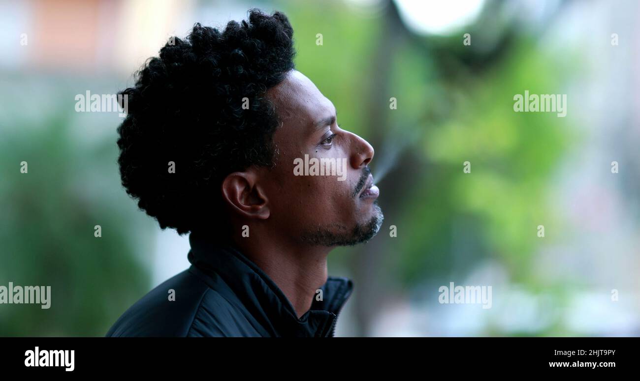 African man smoking hi-res stock photography and images - Alamy