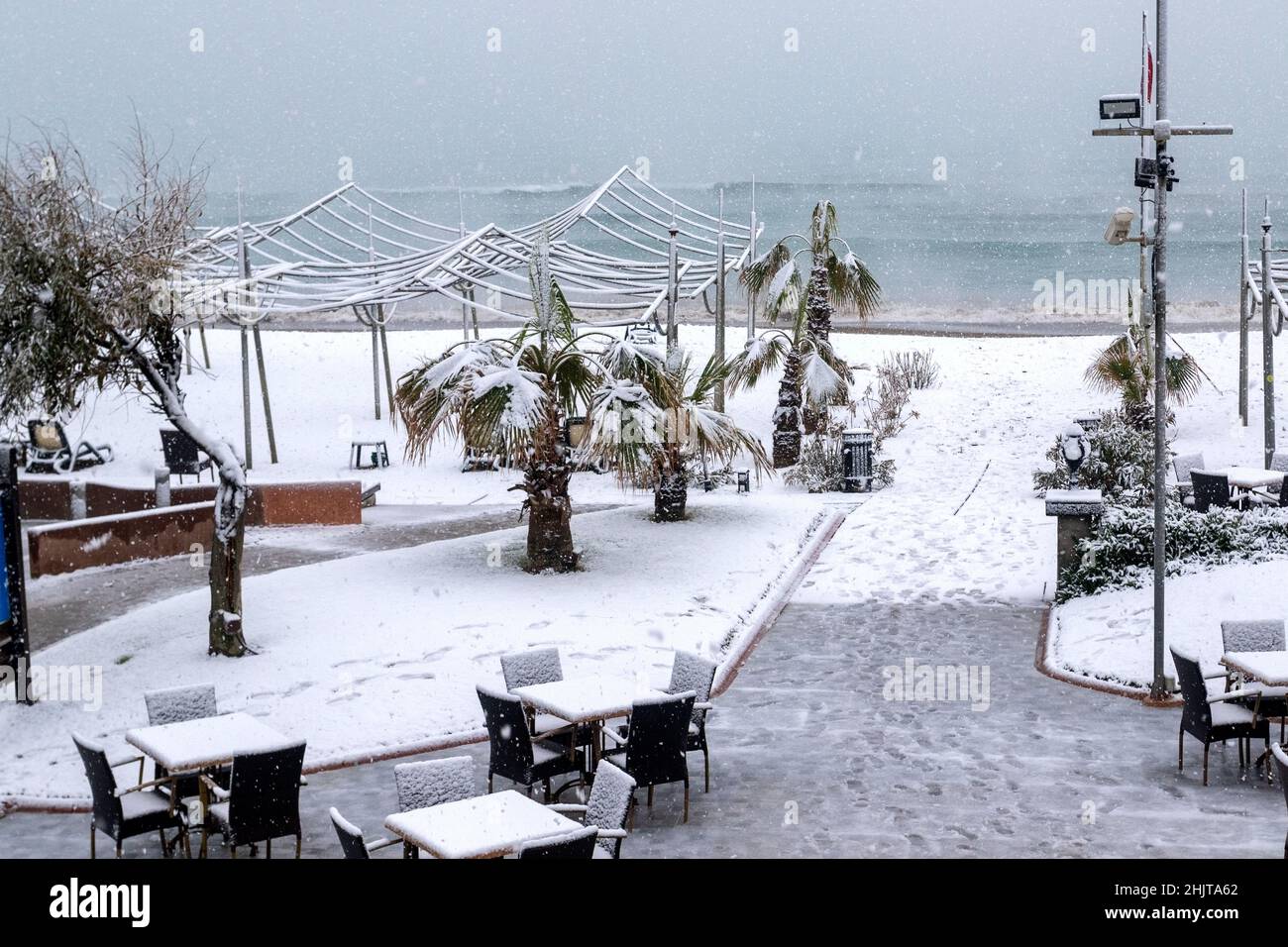 Snow beaches hi-res stock photography and images - Alamy