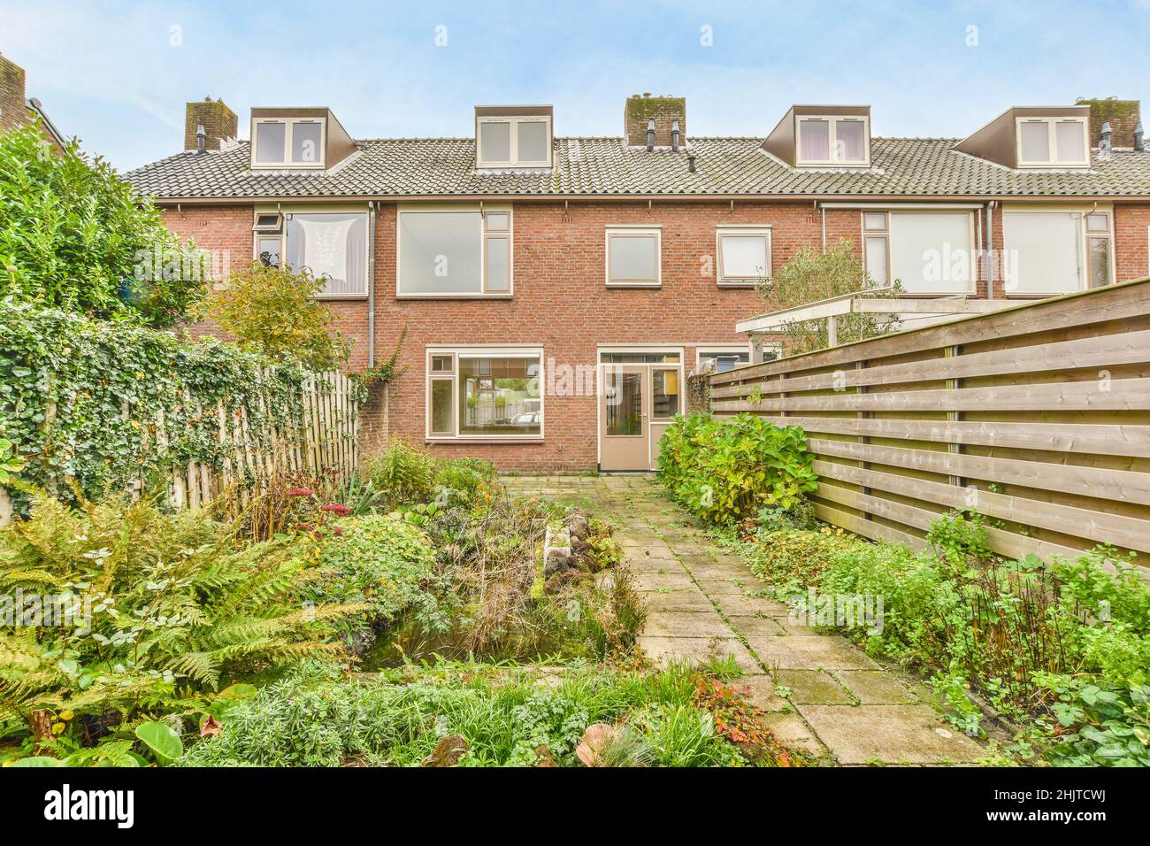 Modern house back garden hi-res stock photography and images - Alamy