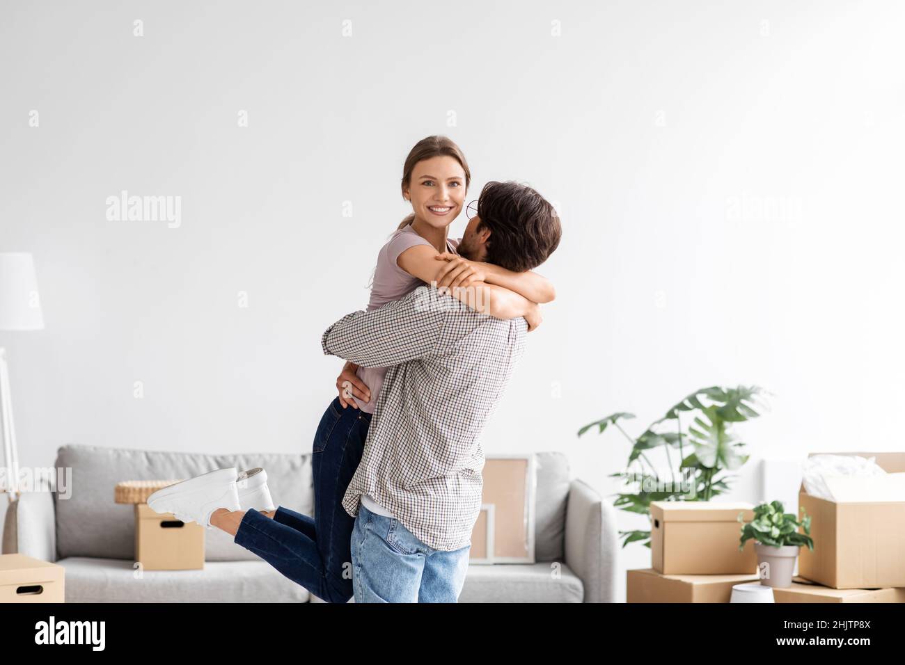 Man lifts woman hi-res stock photography and images - Alamy