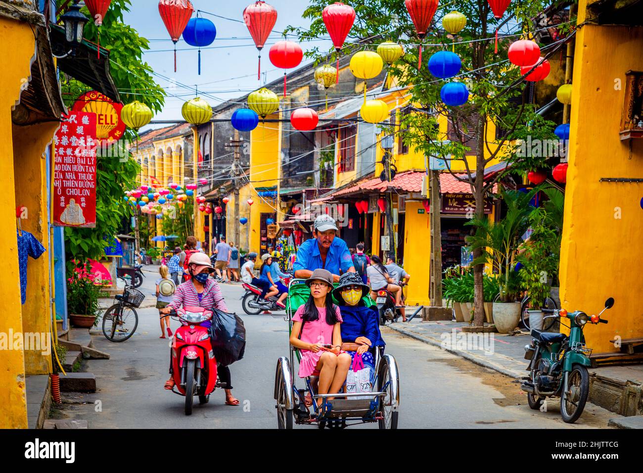 People in Old Town streets make a busy scene Stock Photo - Alamy