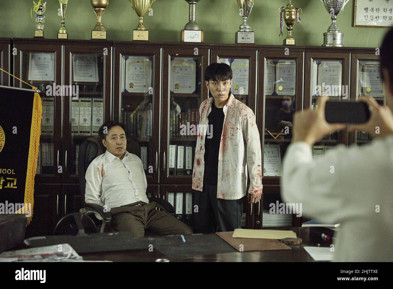 ALL OF US ARE DEAD, (aka JIGEUM URI HAKGYONEUN), YOO In-soo (center), (Season 1, aired Jan. 28 ...