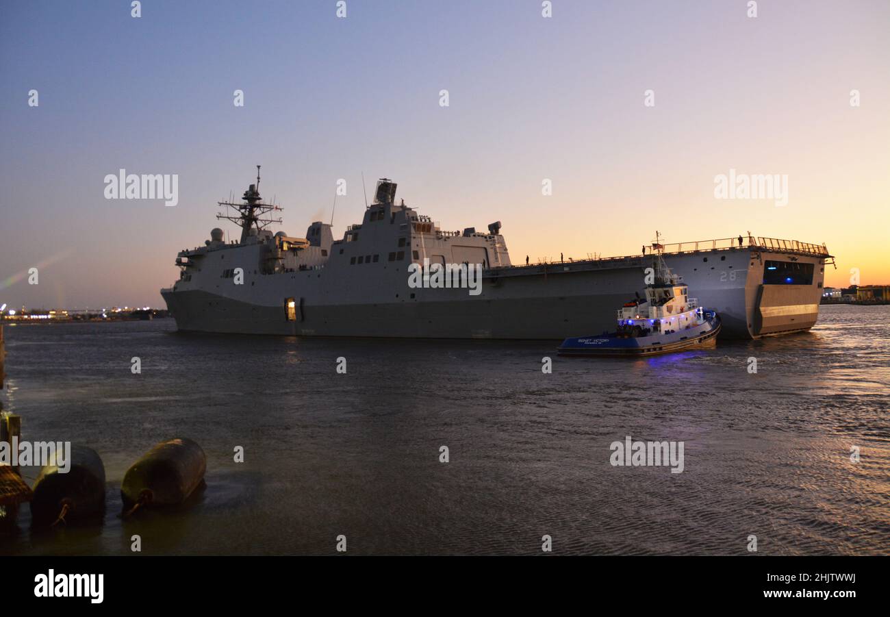 PASCAGOULA, Miss. - The future USS Fort Lauderdale (LPD 28) departed ...