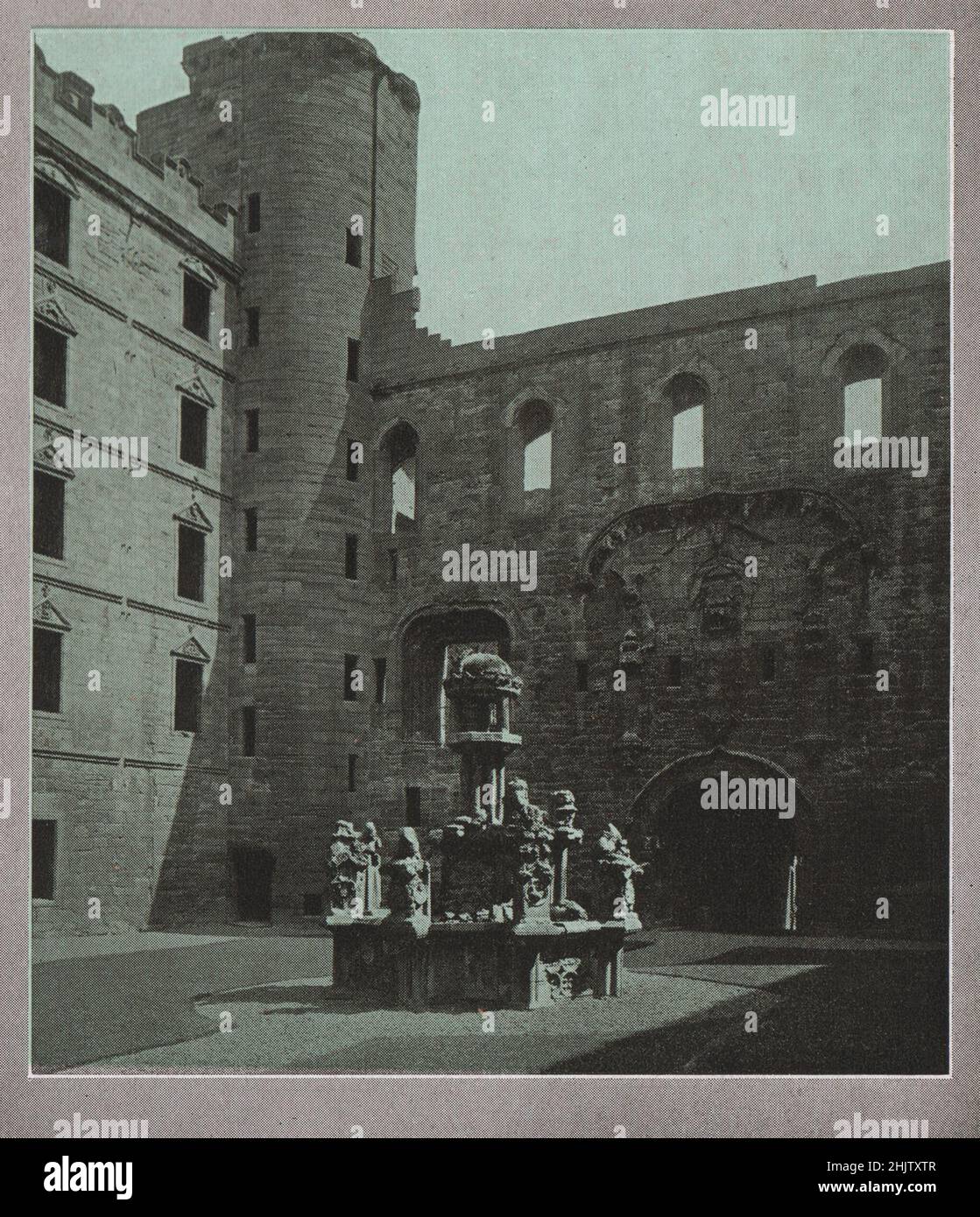 Courtyard of palace hi-res stock photography and images - Alamy