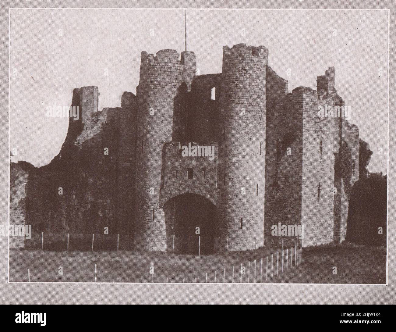 The Gate Tower, Pembroke Castle. Pembrokeshire (1913 Stock Photo - Alamy