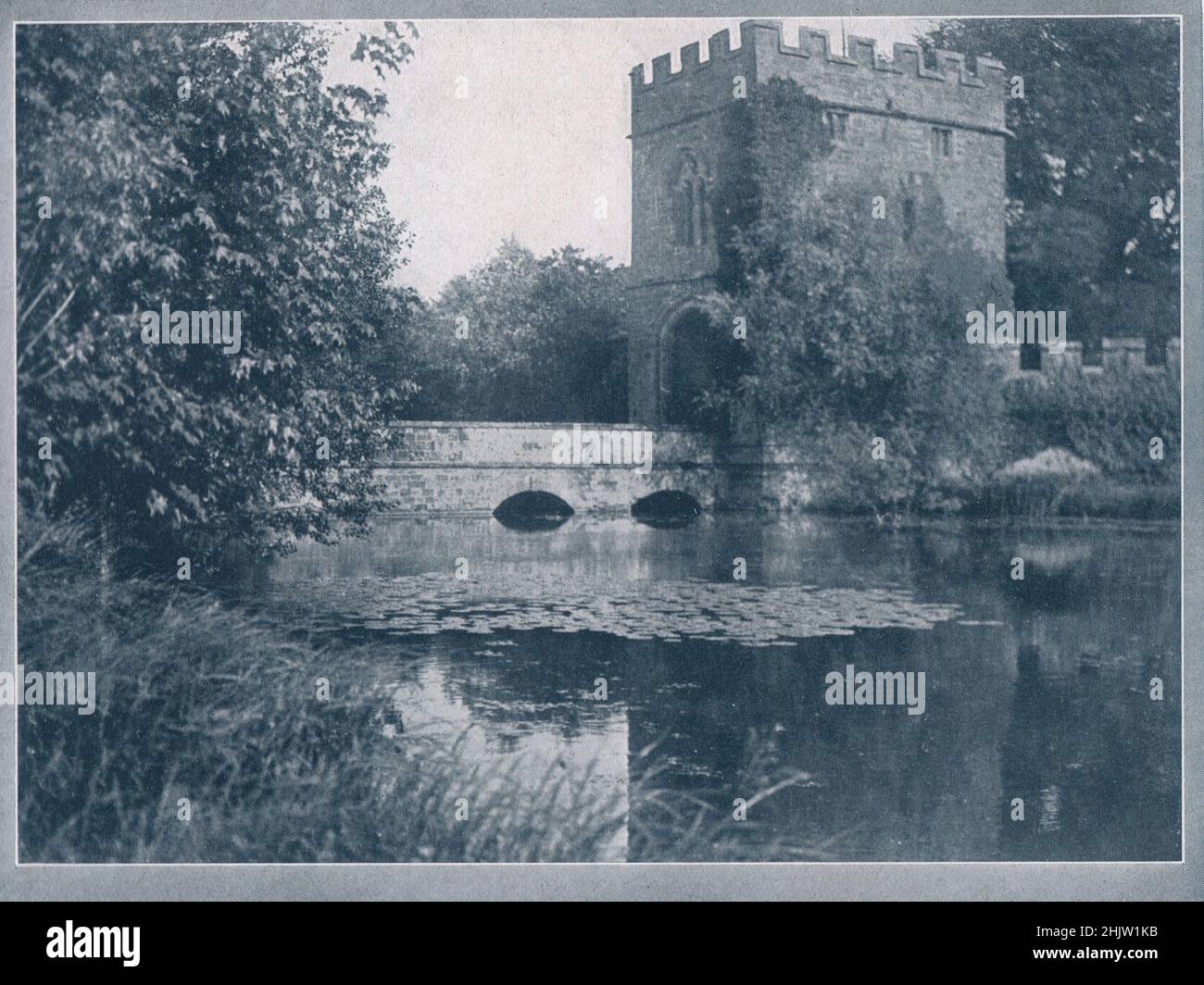 Moat and Tower, Broughton Castle. Oxfordshire (1913 Stock Photo - Alamy