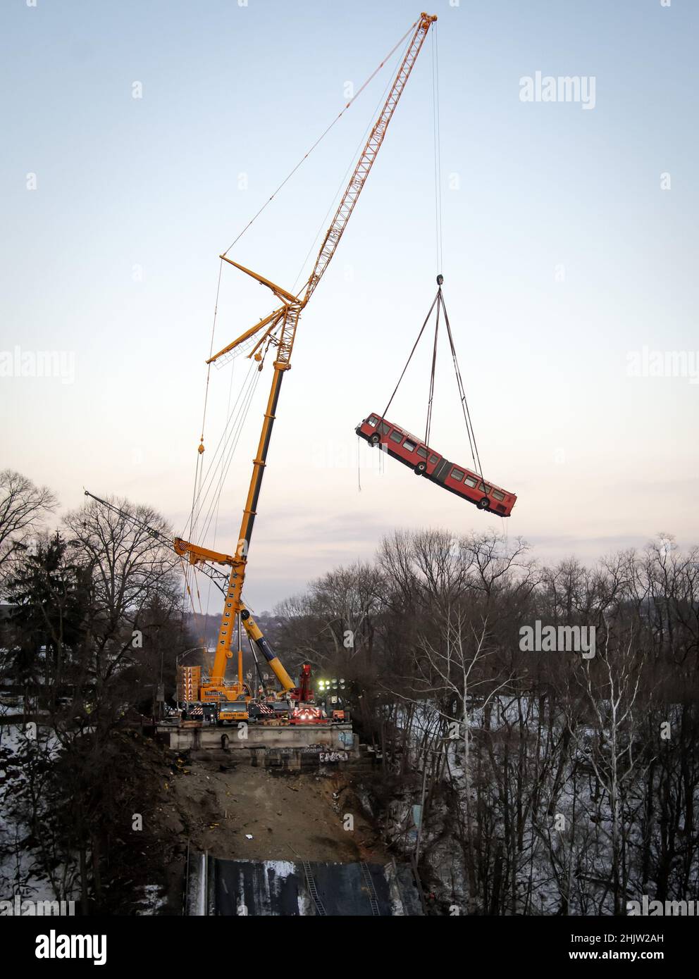 Pittsburgh bridge collapse 2022 hi-res stock photography and images - Alamy