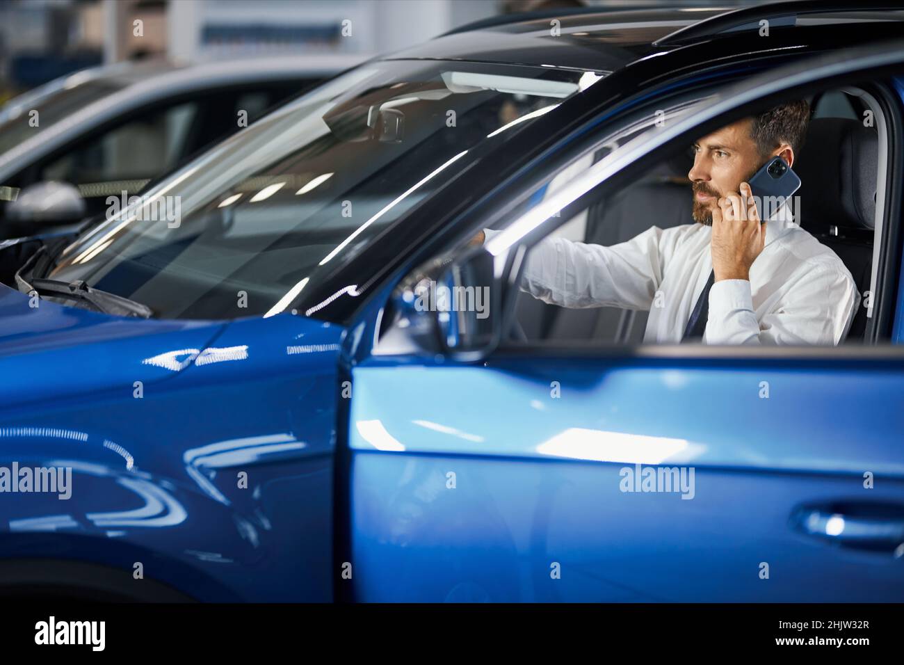 Person sitting inside car side view hi-res stock photography and images ...