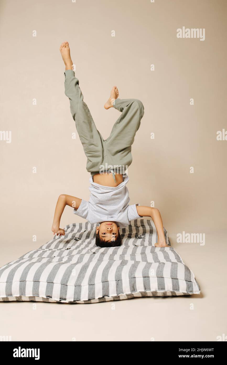 Headstand kid hi-res stock photography and images - Alamy