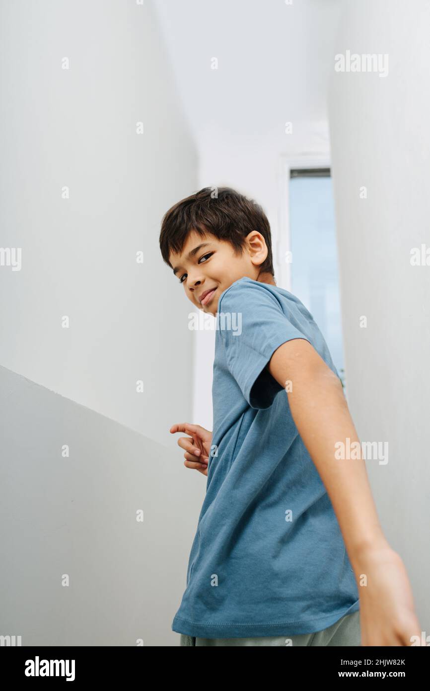 Looking over someone's shoulder hi-res stock photography and images - Alamy