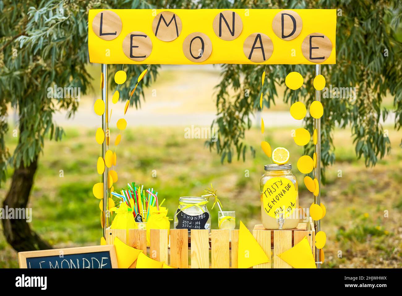 Lemonade stand counter hi-res stock photography and images - Alamy