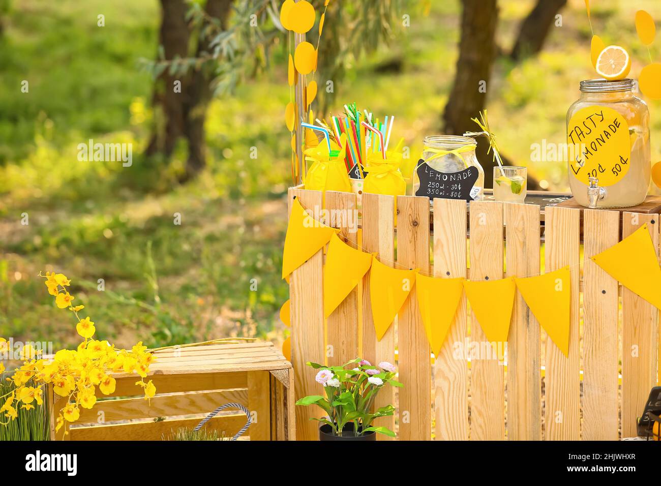 Lemonade stand counter hi-res stock photography and images - Alamy