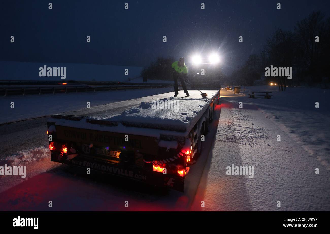 Kempten, Germany. 01st Feb, 2022. A truck driver frees the loading area ...